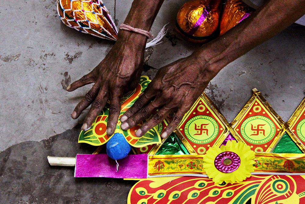 D'source Assembling Toran in Shop | Process | D'Source Digital Online ...