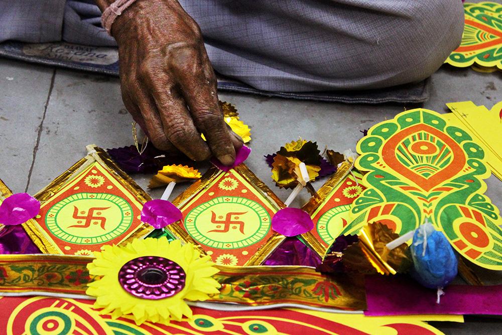 D'source Assembling Toran in Shop | Process | D'Source Digital Online ...