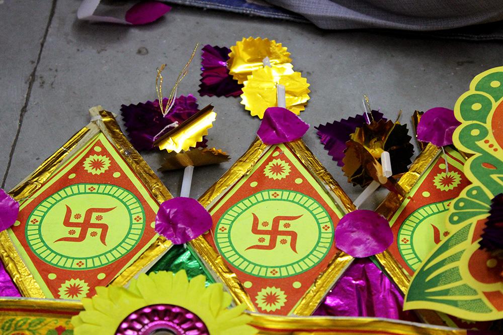 D'source Assembling Toran in Shop | Process | D'Source Digital Online ...