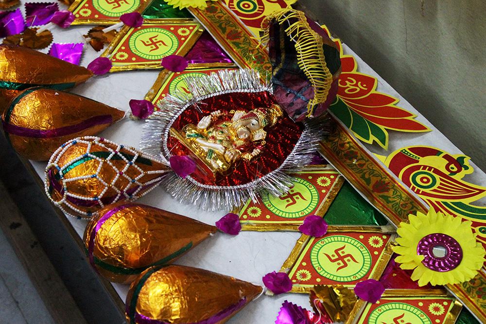 D'source Assembling Toran in Shop | Process | D'Source Digital Online ...